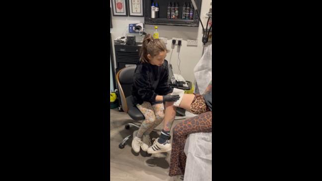 Mum Lets Her 9 Year Old Daughter Tattoo Her Leg The Cairns Post