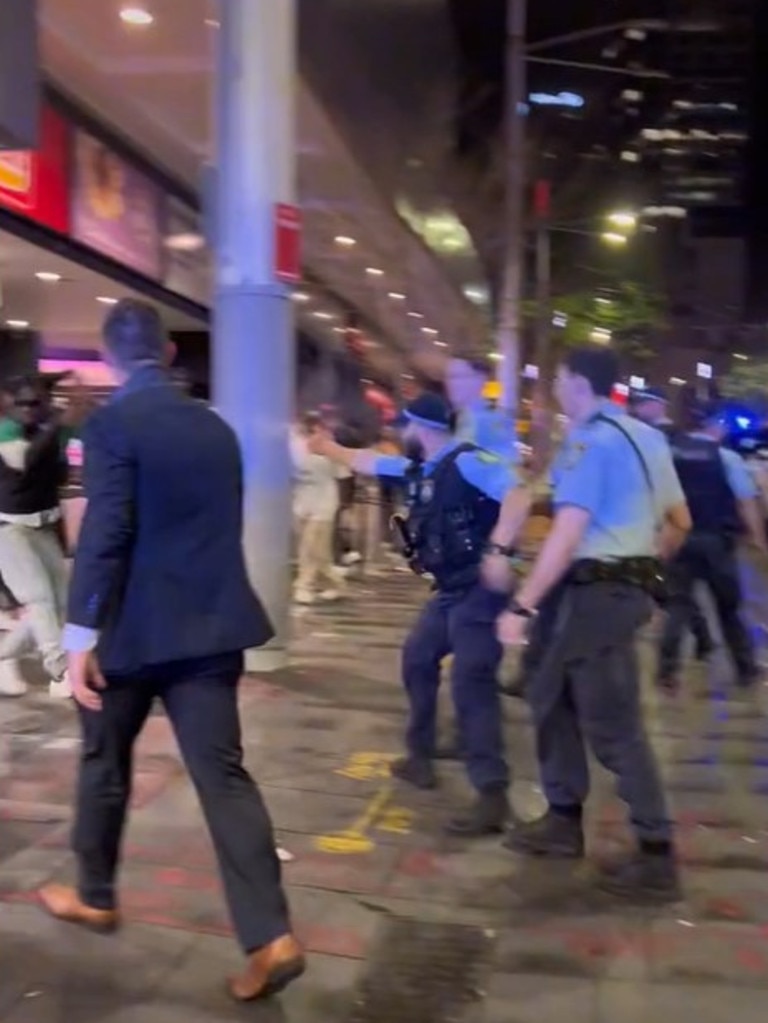 Tense Moment Cops Arrest Man On George St Sydney And Pepper Spray