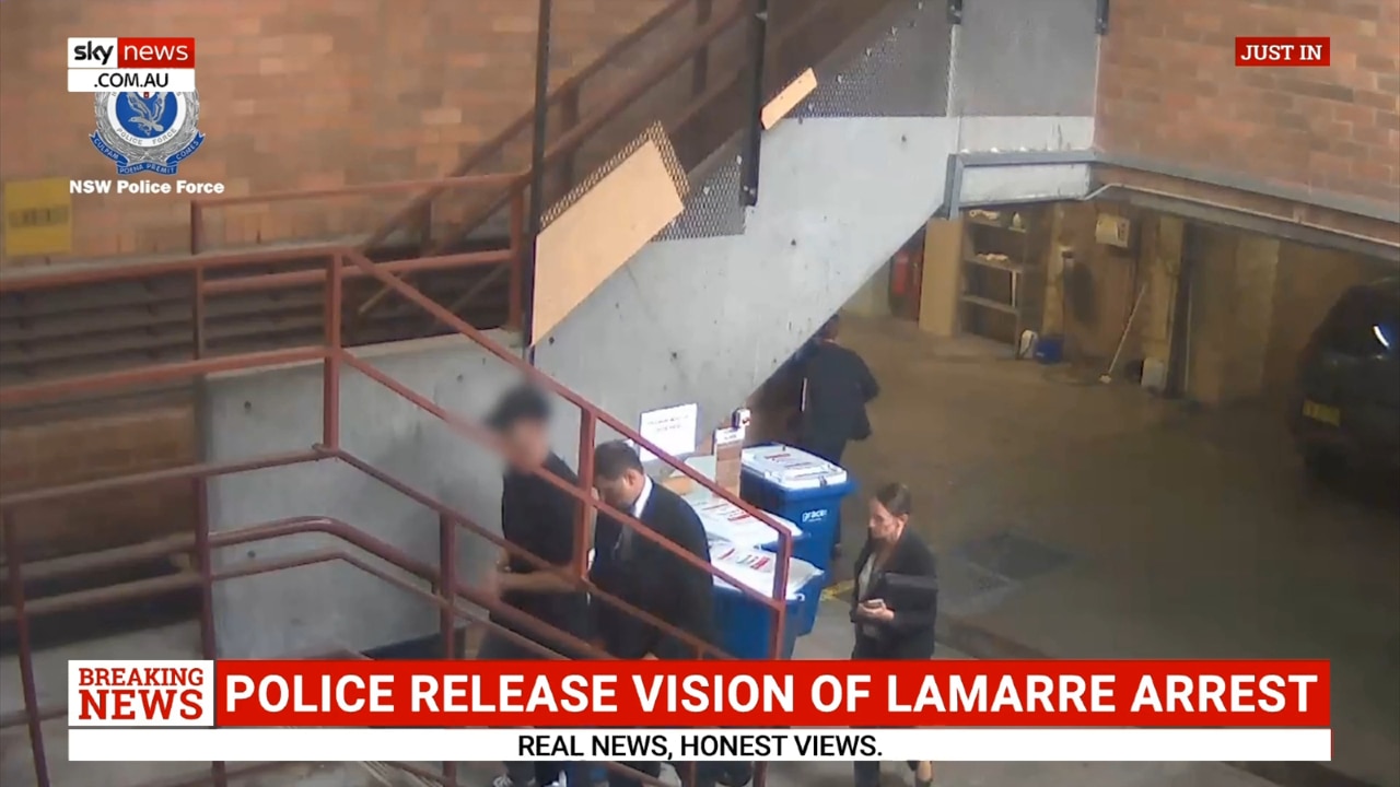 Watch Cctv Footage Captures The Moment Nsw Cop Beau Lamarre Surrenders