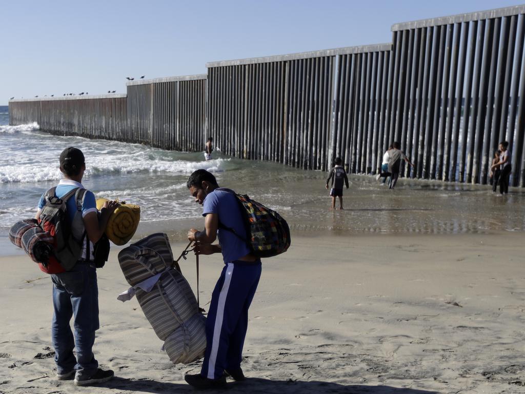 Migrant Caravan 800 Central Americans Reach Us Border Au