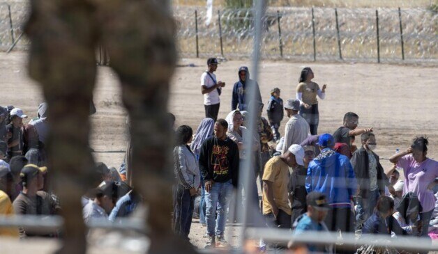 Migrants Rush Across Us Border As Title 42 Ends Au