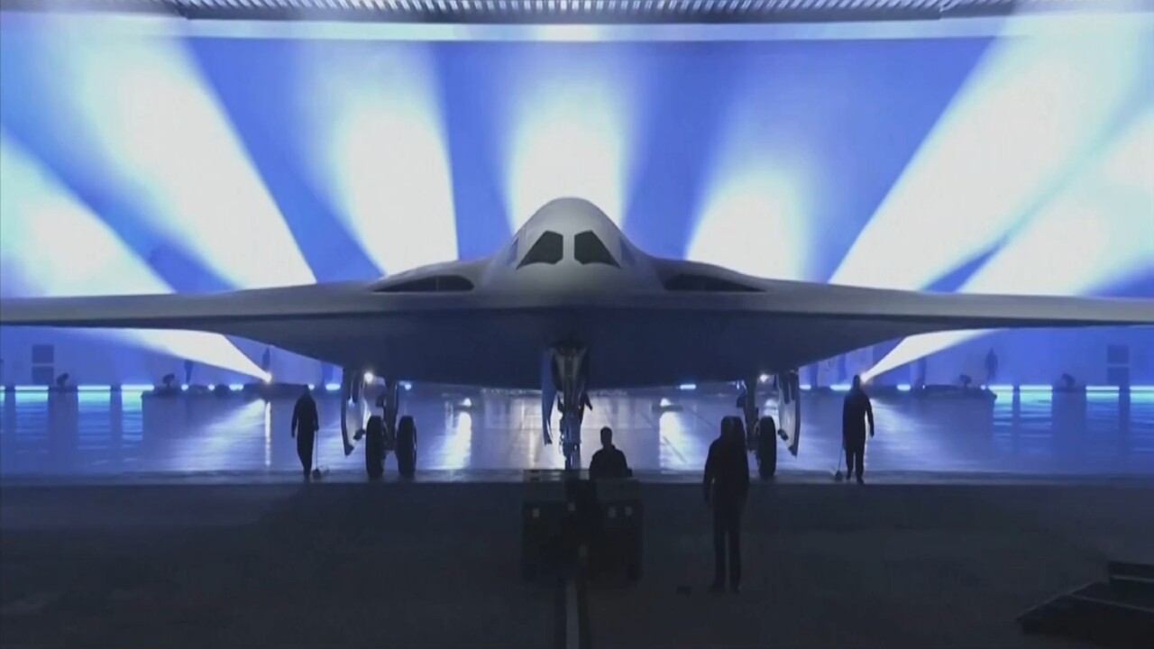 US Pentagon debuts new B-21 Raider stealth bomber | Sky News Australia US Pentagon debuts new B-21 Raider stealth bomber | Sky News Australia