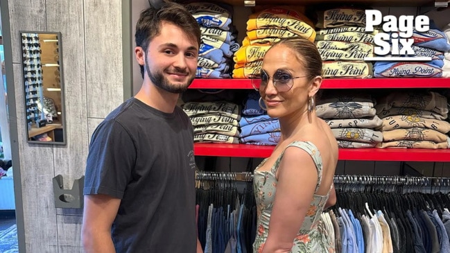 Jennifer Lopez Buys Ben Affleck ‘sexy As Hell T Shirt In Ritzy