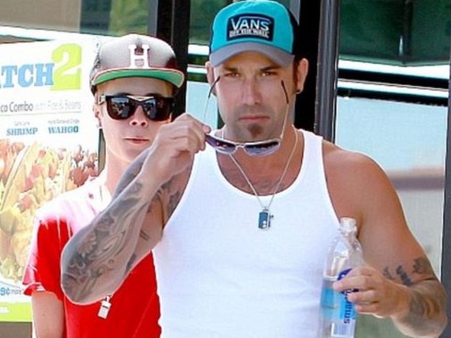 Justin Bieber On Dad Jeremy Biebers Awkward Penis Post After Bora